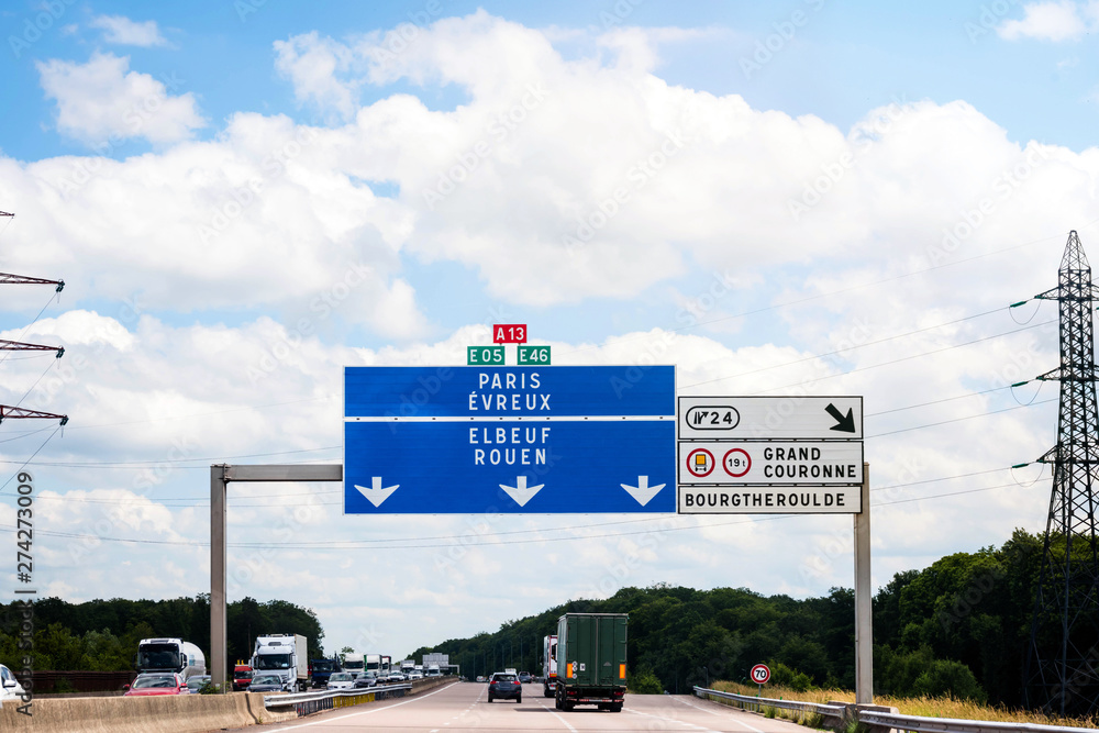 panneau de signalisation sur l'autoroute Stock Photo | Adobe Stock