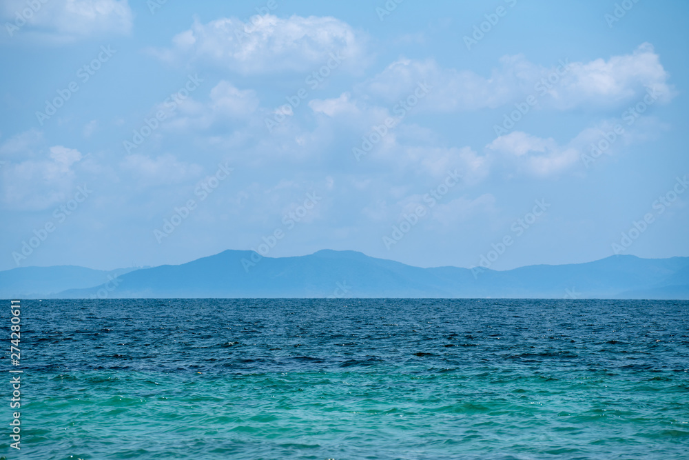 Landscape wide shot elective focus of the sun glimmering sunlight ...