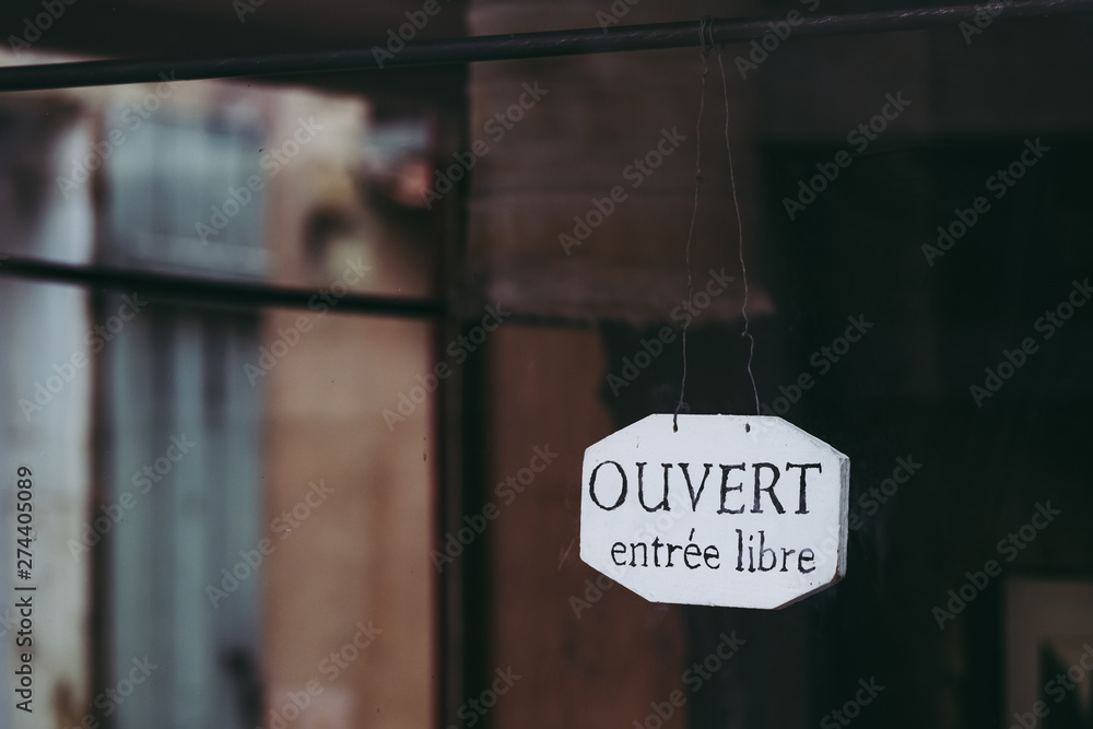 Plaque en bois vintage sur une porte avec inscription ouvert entrée ...