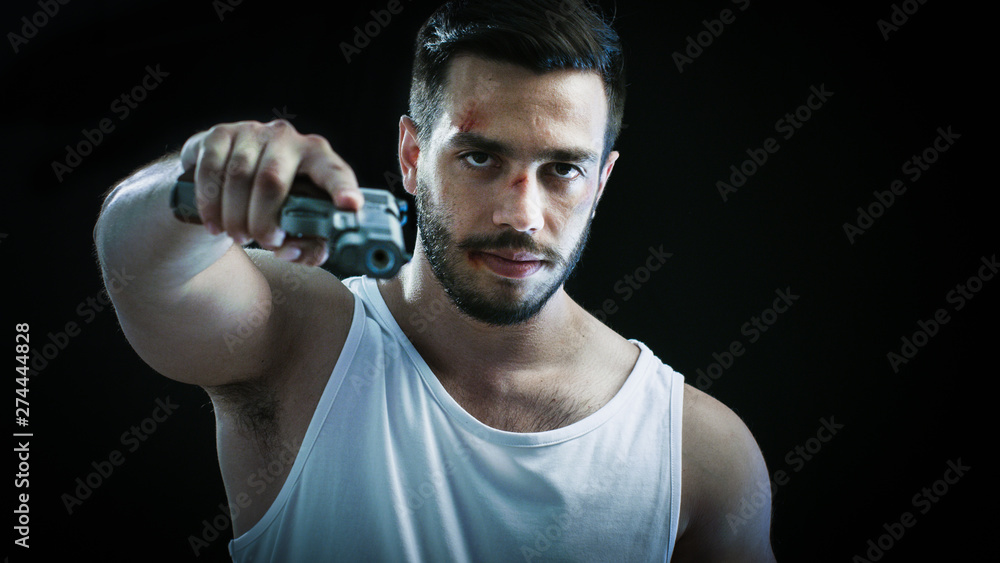 Foto Stock Aggressive Man with a Bruised Face Wearing Singlet, Waves a ...
