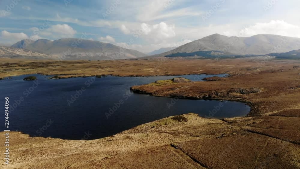vol aérien dans la vallée des lacs du Connemara Stock ビデオ | Adobe Stock