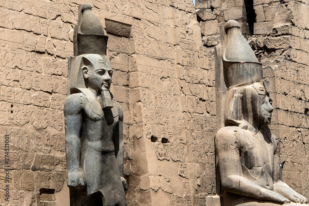 Foto de Statues in front of Entrance to Luxor Temple, Ancient Egyptian ...