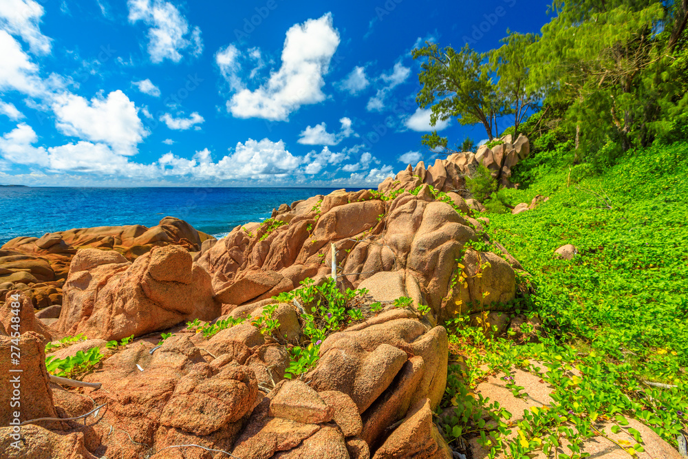 Foto de Scenic landscape of natural pool in La Digue, Seychelles ...