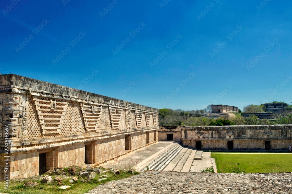 Vista del Cuadrángulo de las Monjas, en el área arqueológica de Uxmal ...