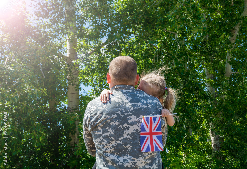 Happy reunion of soldier from United Kingdom with family, daughter hug ...