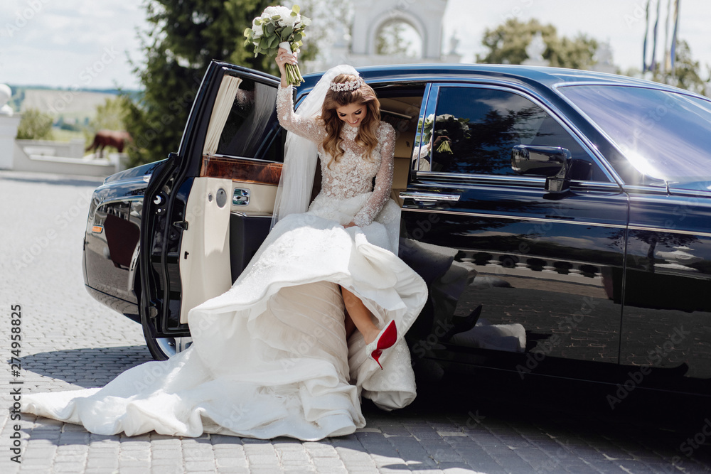 Elegant Bride with Roses Bouquet near Limousine. Sharming Cute Young ...