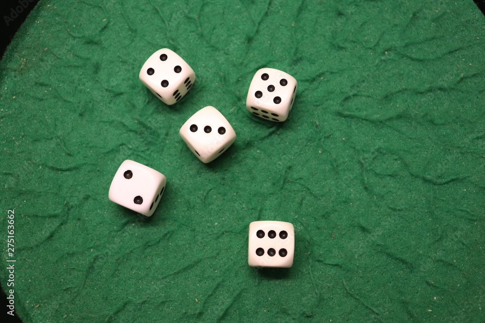 Jeu de Yams - Jeu de dés sur un tapis vert Stock Photo | Adobe Stock