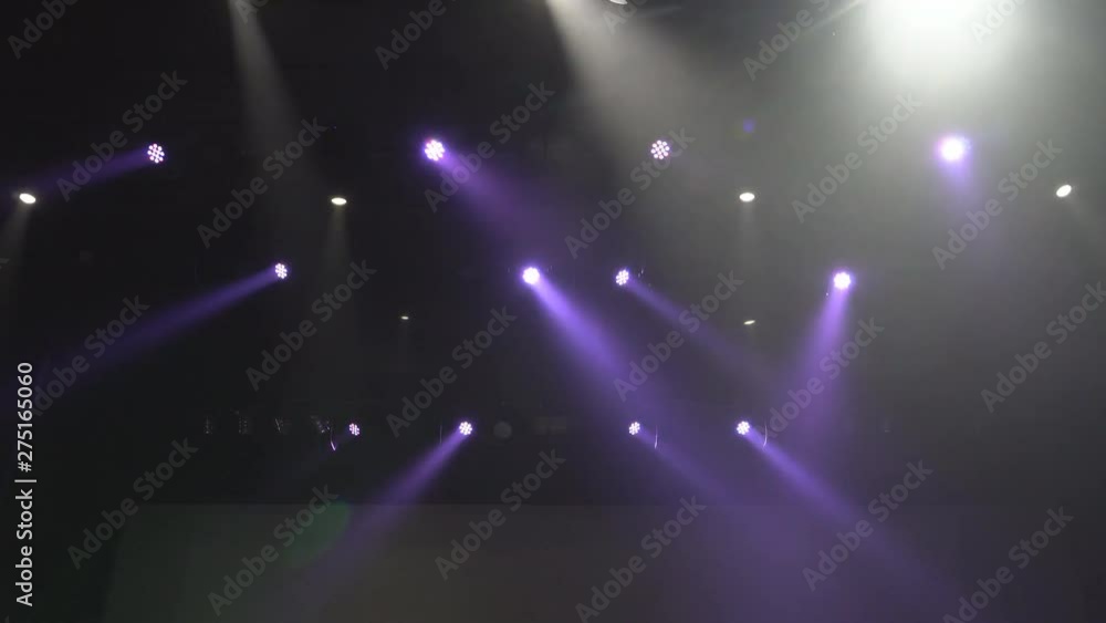 Stage lights shining at studio. Seamless looping animation. vídeo do ...