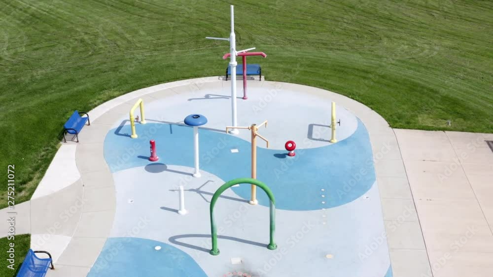 Splash pad water park prior to opening morning view 4k Stock ビデオ ...