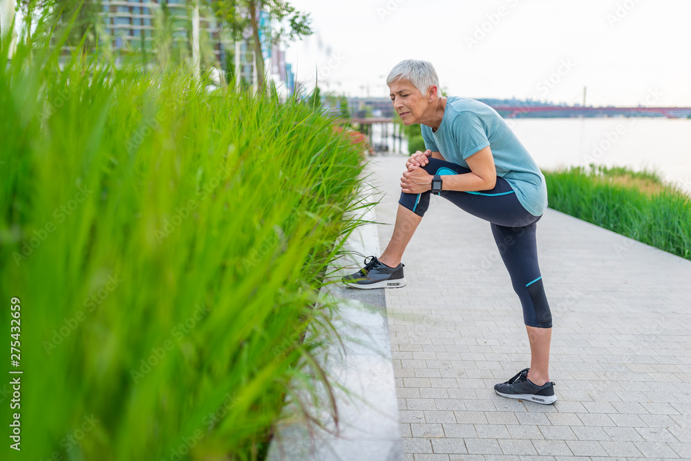 Runner sport knee injury. Senior Woman in pain while running. Injuries ...