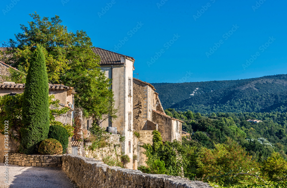 France, Luberon, Vaucluse, village of Menerbes and the Luberon ...
