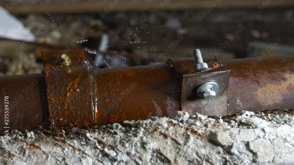 Stockvideo Water leaking from rusty plumbing pipes in basement of old ...