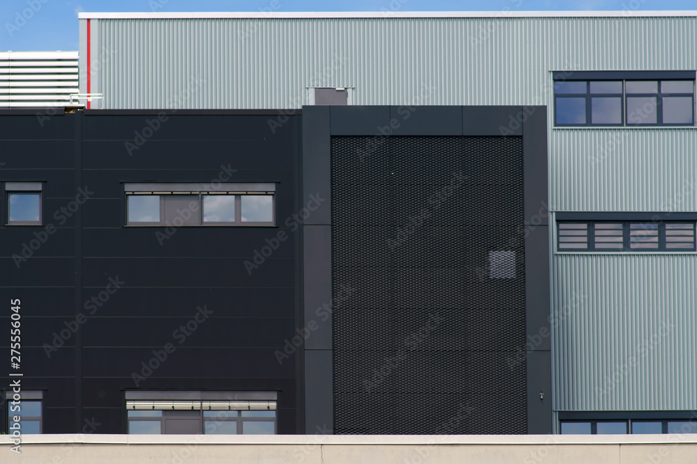 Ein modernes Industriegebäude mit verschiedenen Blechfassaden und ...