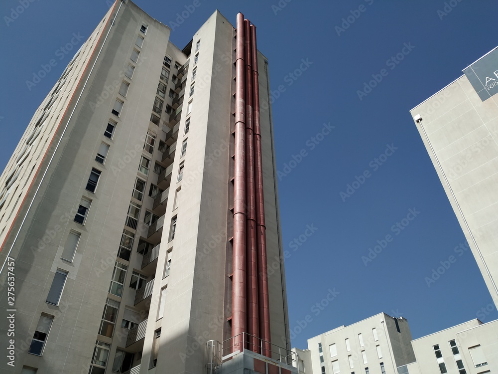 tuberia de ventilación en la fachada de un edificio alto Stock Photo ...