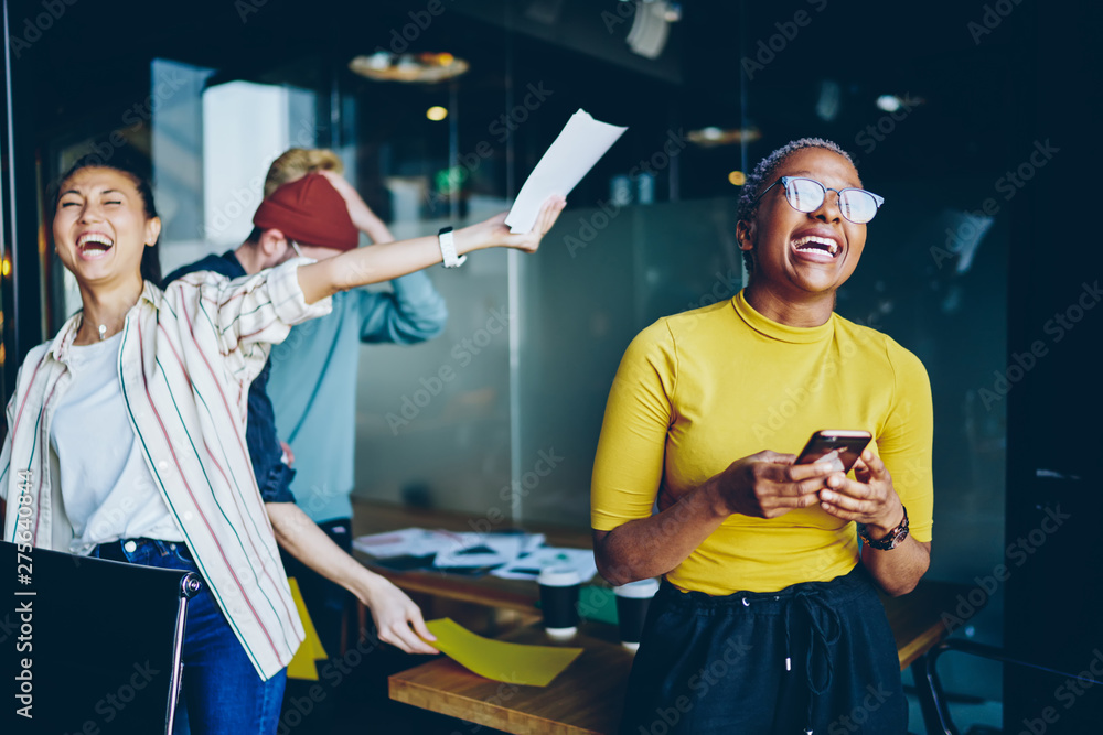 Foto de Cheerful young woman celebrating accomplished project share ...