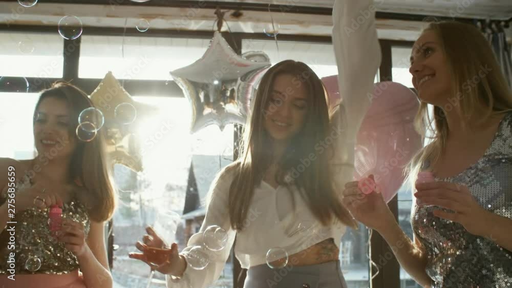 Vidéo Stock Pan waist-up shot of 20-something girls with sleek glossy ...