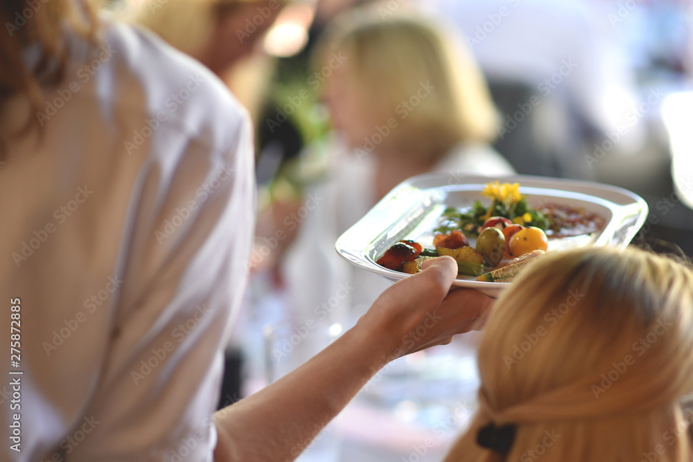 Bedienung serviert Essen für die Gäste im Restaurant Stock Photo ...