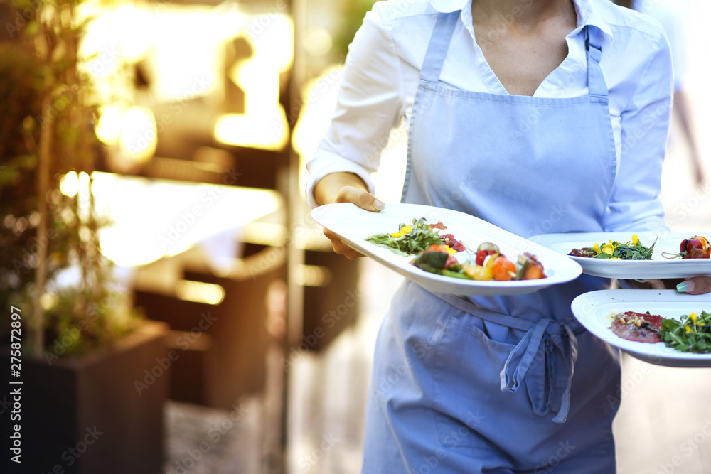 Bedienung serviert Essen für die Gäste im Restaurant Stock Photo ...