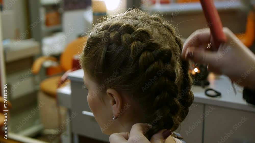 braiding braids in the hair Stock ビデオ | Adobe Stock