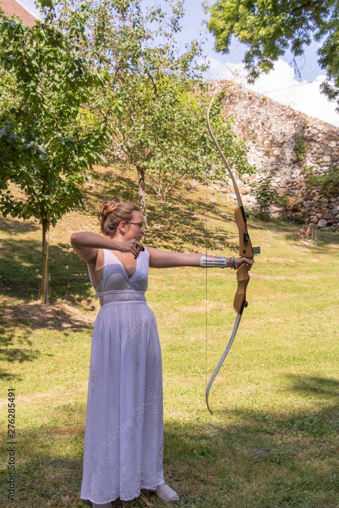 Foto de Jeune femme habillée en Diane chasseresse déesse de la chasse ...
