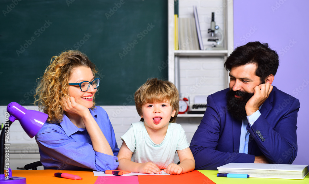 Foto de Parents encouraging their little son before first day of school ...