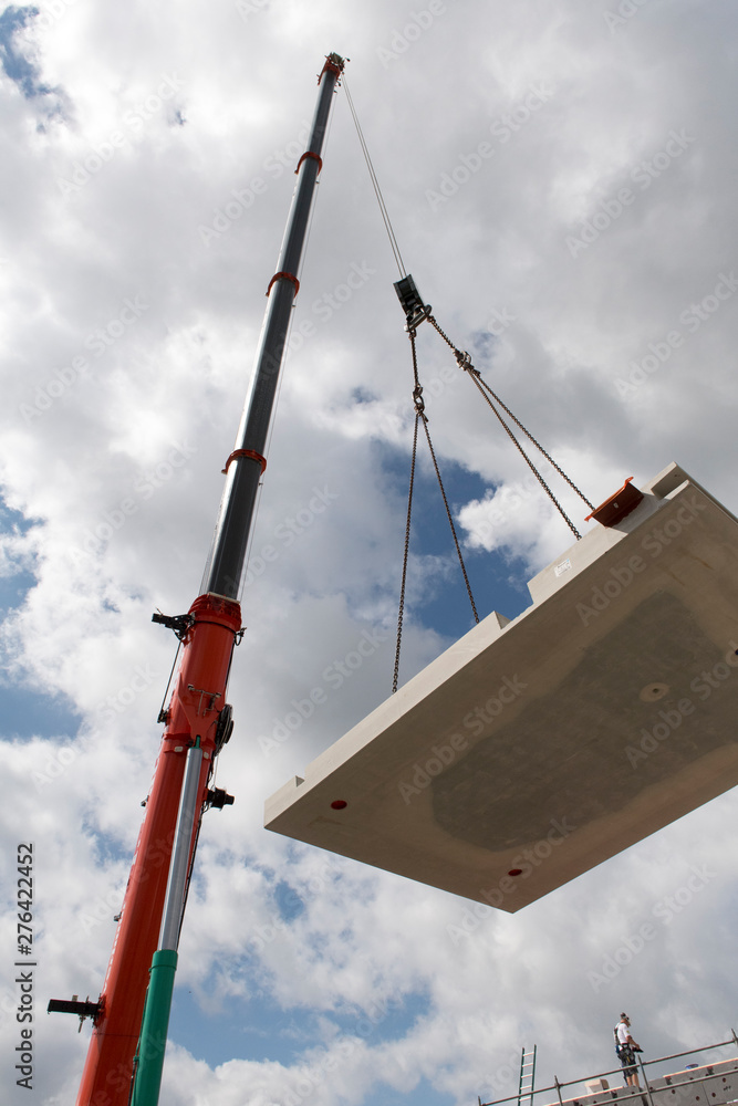 Kran mit Betonteil Stock Photo | Adobe Stock