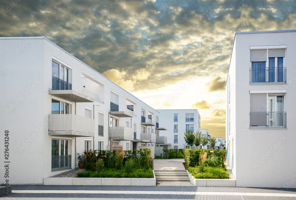 Moderne Neubau Immobilien, Mehrfamilienhäuser in neuer Wohnanlage in ...