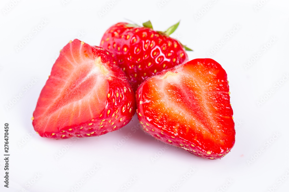 Truskawki na bialym tle. Owoce wyizolowane z tla. Cale i przekrojone. Polowka truskawki. Caly ...