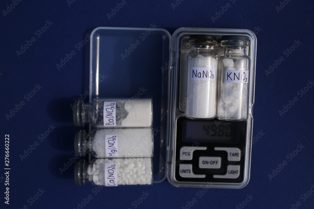 Weighting the reagents of salts of potassium nitrate and sodium nitrate ...