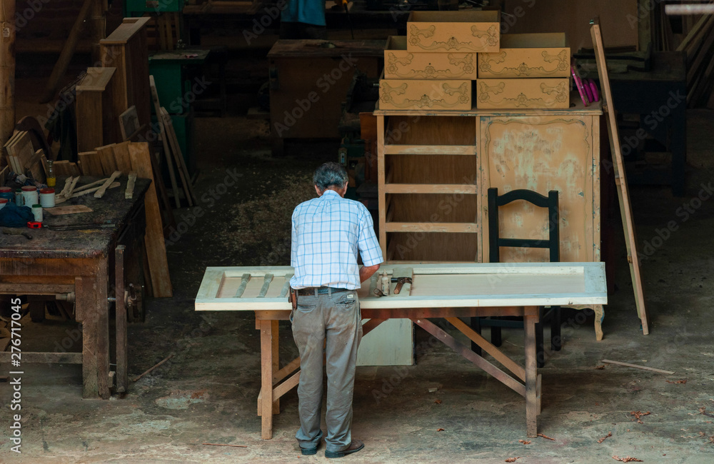 Carpintero tradicional de un pueblo en su taller Stock Photo | Adobe Stock