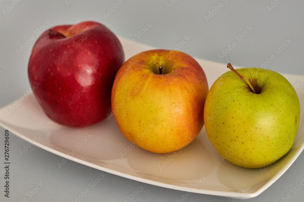 Tres manzanas de diferentes tipos y colores Stock Photo | Adobe Stock