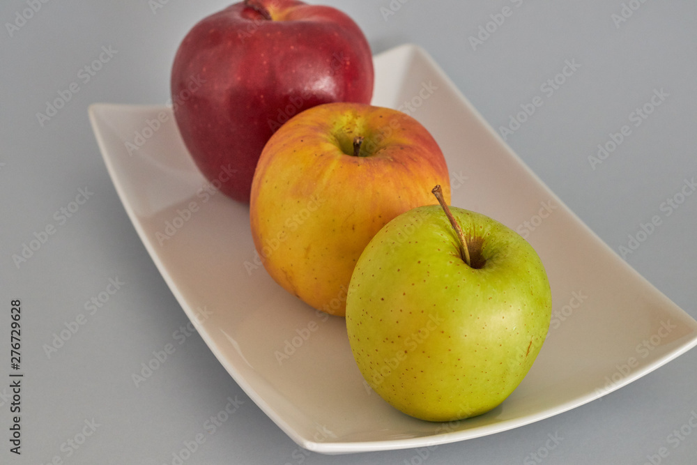 Tres manzanas de diferentes tipos y colores Stock Photo | Adobe Stock