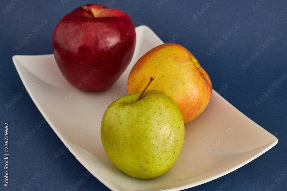 Tres manzanas de diferentes tipos y colores Stock Photo | Adobe Stock