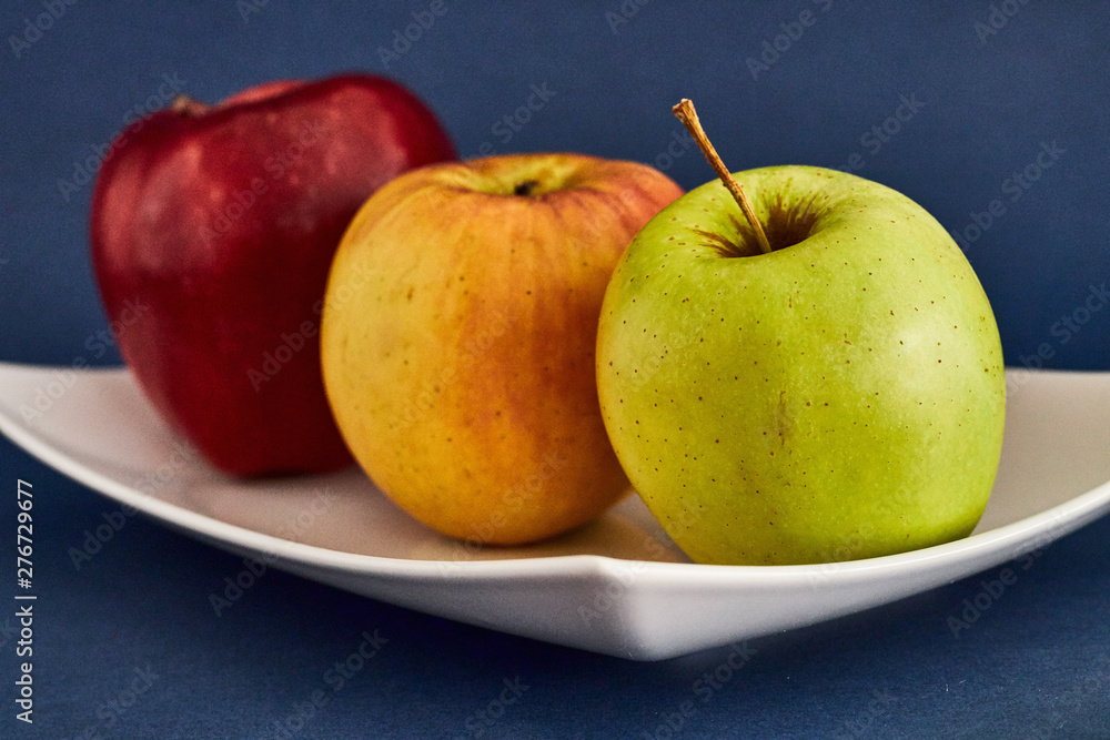 Foto de Tres manzanas de diferentes tipos y colores do Stock | Adobe Stock