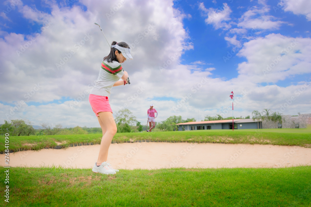 Foto de woman golf player concentrate in hit the golf ball cross over ...