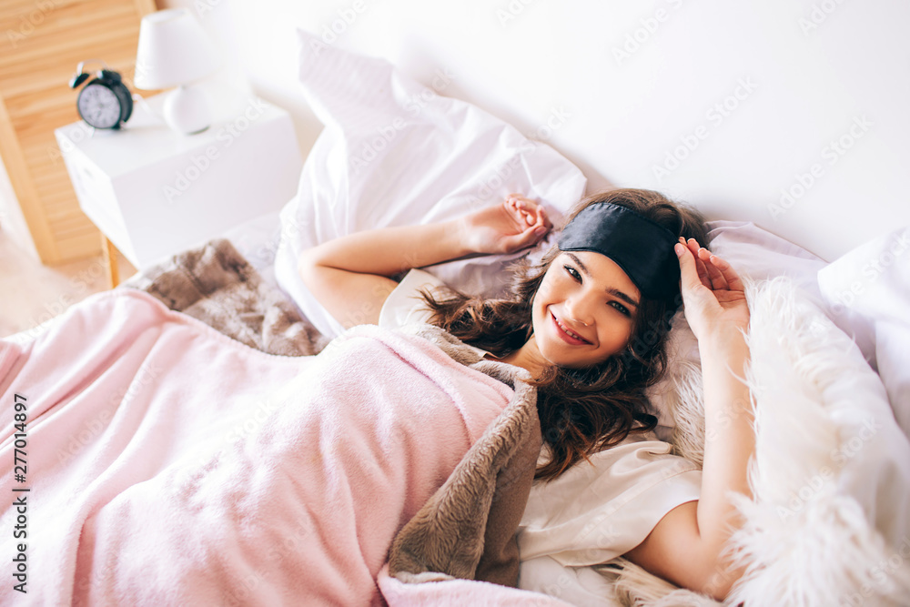 Foto de Dark haired beautiful young brunette wake up in her bed ...