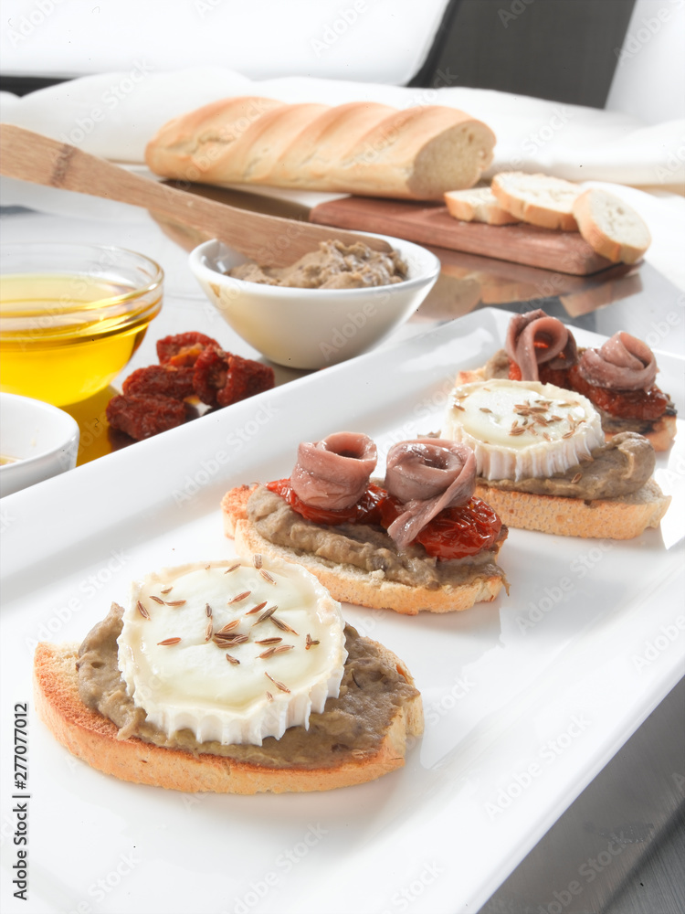 tapa pincho queso, anchoas y verduras. Tapa pincho cheese, anchovies ...