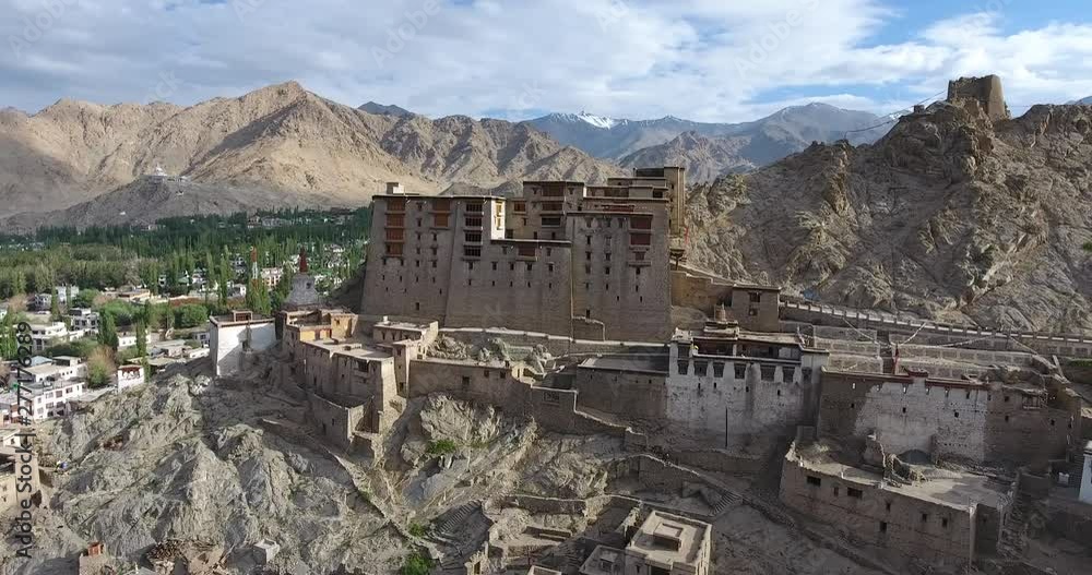 Vidéo Stock Leh Palace is a former royal palace overlooking the Ladakhi ...
