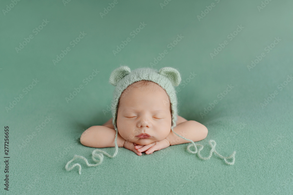 Sleeping newborn baby on a green background. Photoshoot for the newborn ...