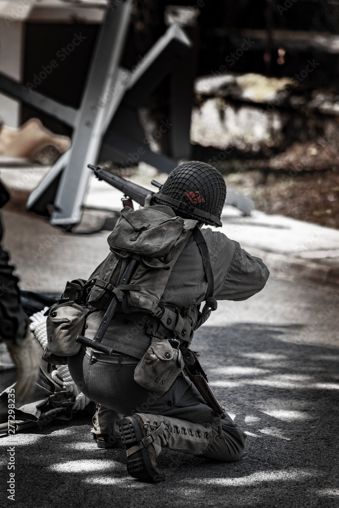 representación de soldado disparando un rifle foto de Stock | Adobe Stock