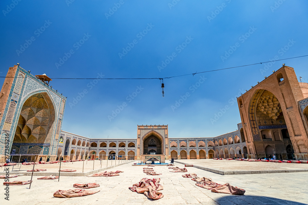 Foto de 17/05/2019 Isfahan.Isfahan Province.Iran, Courtyard of Isfahan ...