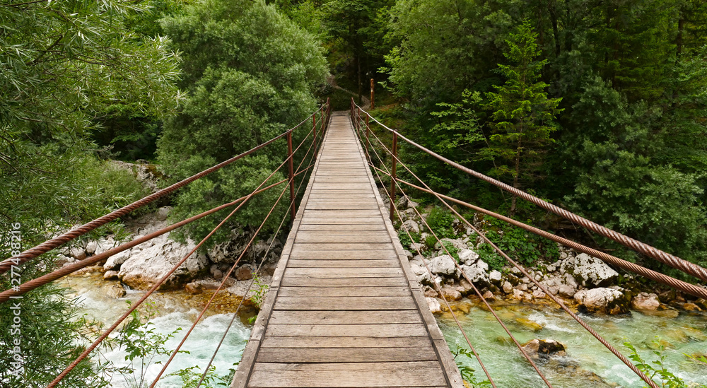 pont en bois suspendu, rivière de la soca en slovénie Stock Photo ...