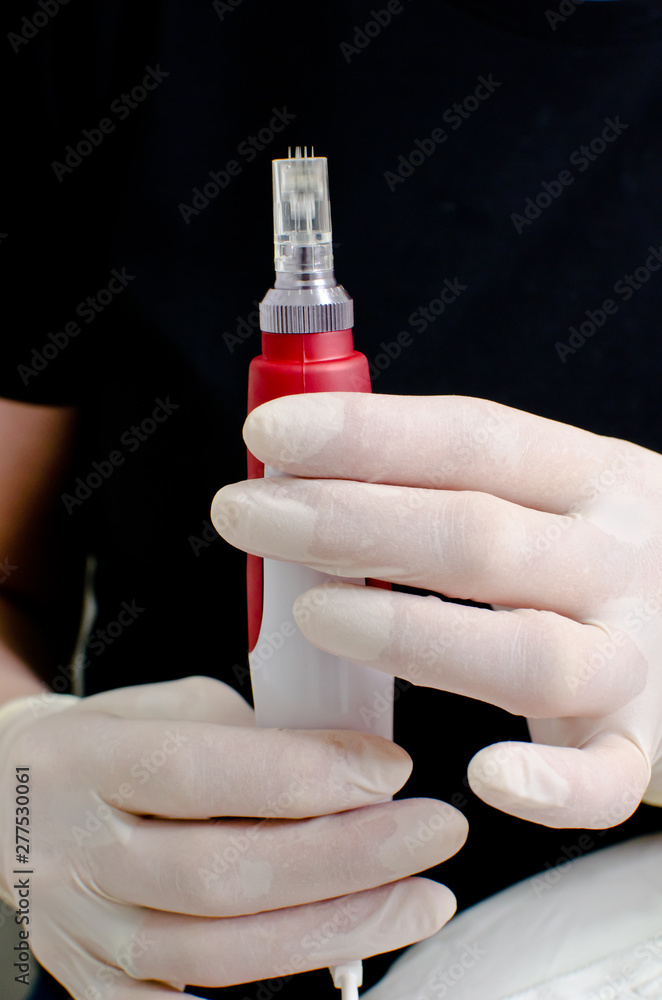 Fotografia do Stock: beautician in white gloves holding dermis stamp ...