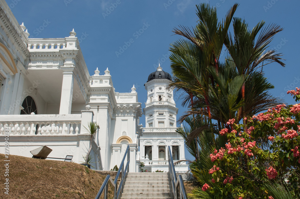 Sultan Abu Bakar State Mosque uilding front entrance against blue sky ...