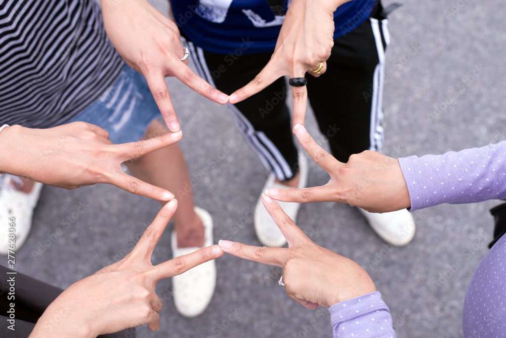 Foto de Women friend putting with hands and finger posture star sign ...