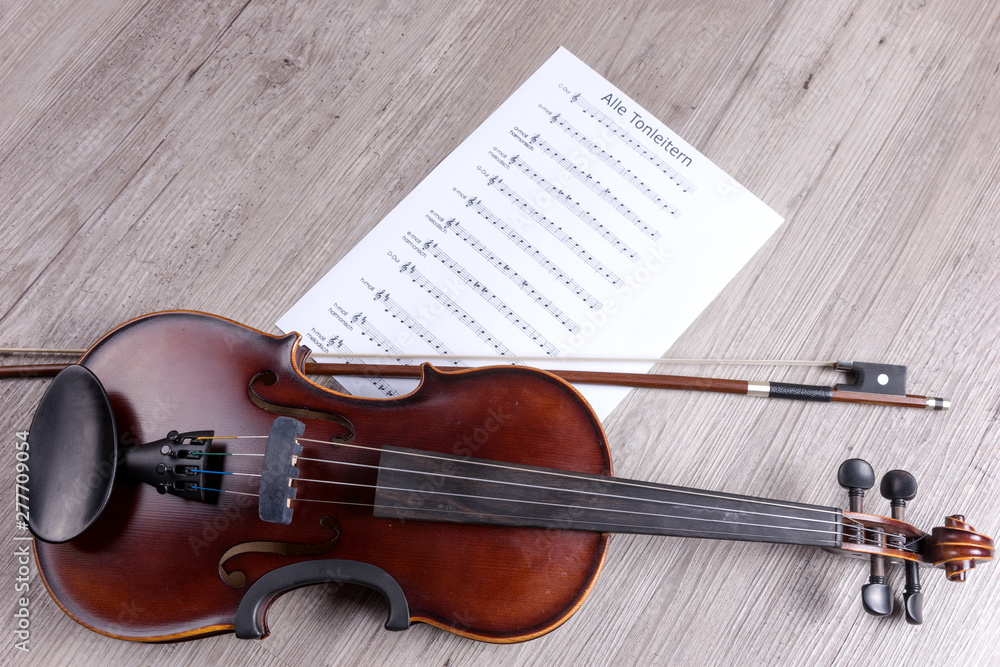 Klassische Geige und Notenblatt mit allen Tonleitern Stock Photo ...