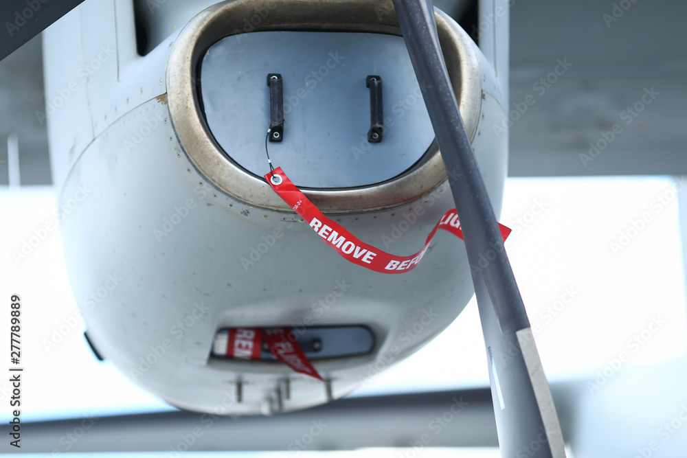 Foto de Remove before flight safety warning ribbon on the engine air ...