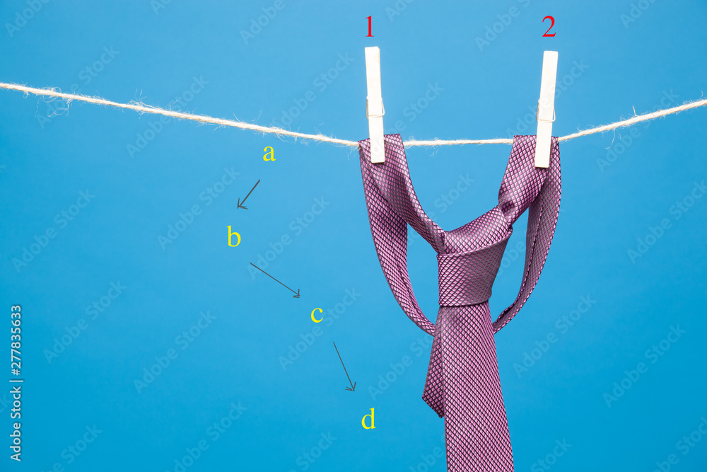 Foto de Corbata con su nudo clásico hecho, en una cuerda sujeto con ...