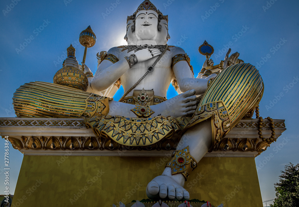 Statue von Brahma im Wat Saman Rattanaram in Chachoengsao Stock Photo ...