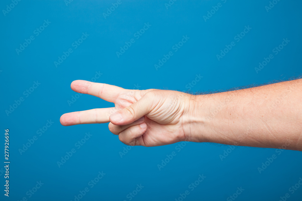 Mano y dedos, haciendo señales y signos y símbolos bien comprensibles ...